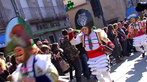 Los cigarrones dan la bienvenida al Carnaval en Galicia | Público