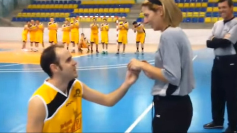 Un jugador de baloncesto pide matrimonio a su novia árbitra en plena cancha | Público