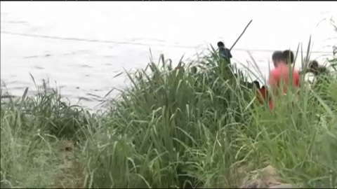 El río Suchiate, que separa Guatemala y México, se convierte en una ...