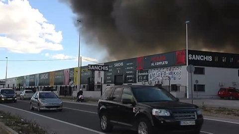 Un incendio calcina una nave industrial en Valencia | Público