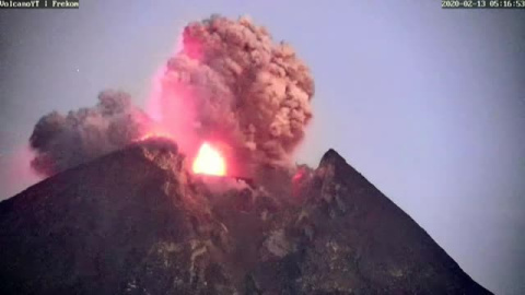 La erupción de un volcán en directo | Público