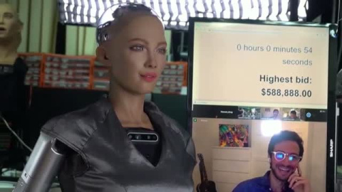La robot humanoide Sophia pinta su primera obra de arte digital | Público