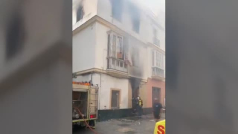 Un hombre escapa trepando del incendio en un edificio okupado en Cádiz | Público