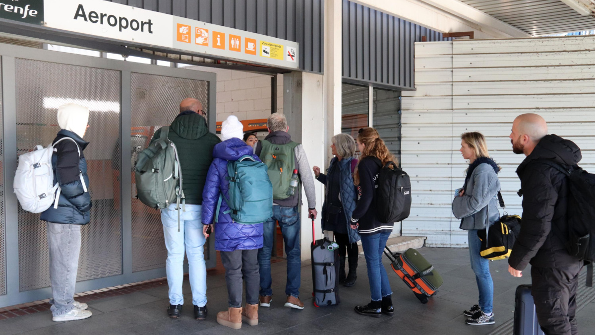 La interrupció del servei de tren a l'Aeroport sorprèn i desconcerta ...