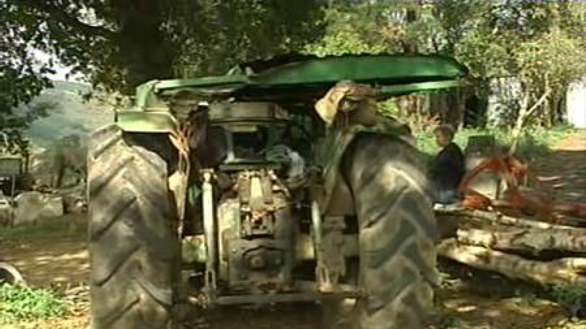 Un anciano de 74 años sobrevive tras quedar sepultado por su tractor ...