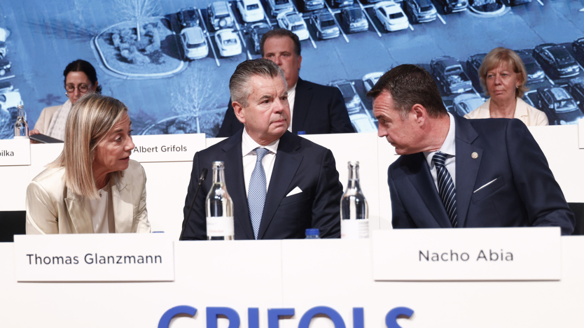 Brookfield negocia con fondos soberanos para la OPA de exclusión sobre Grifols | Público