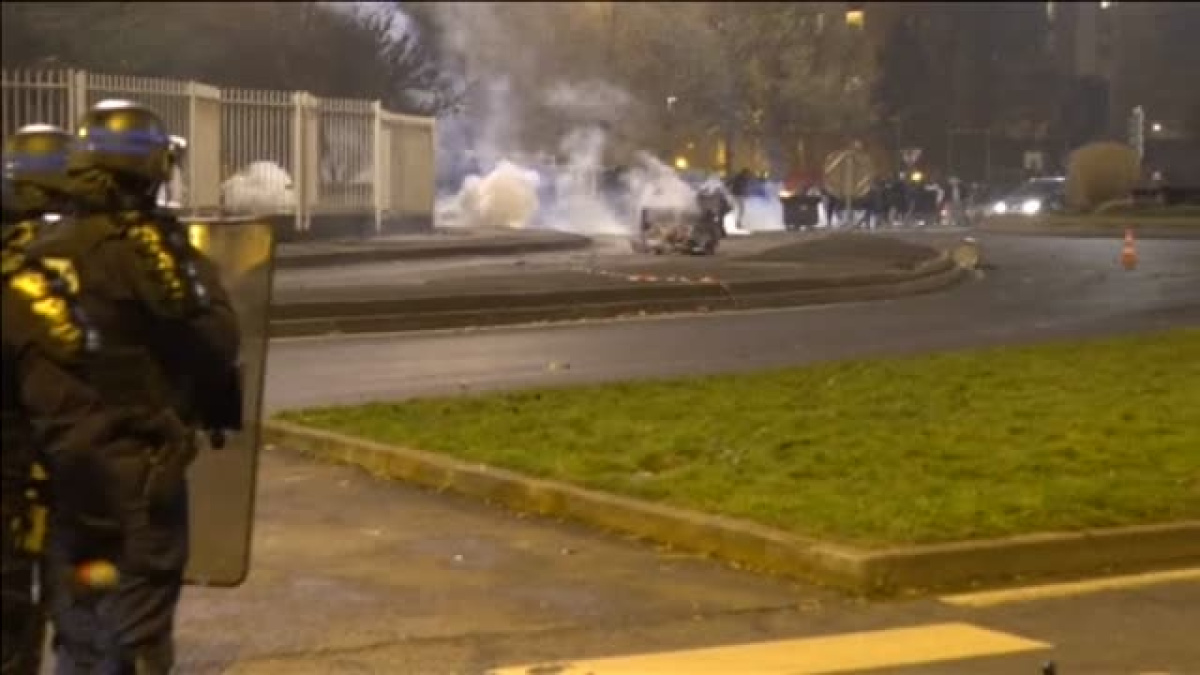 Nueva noche de disturbios en París tras la presunta violación de un ...