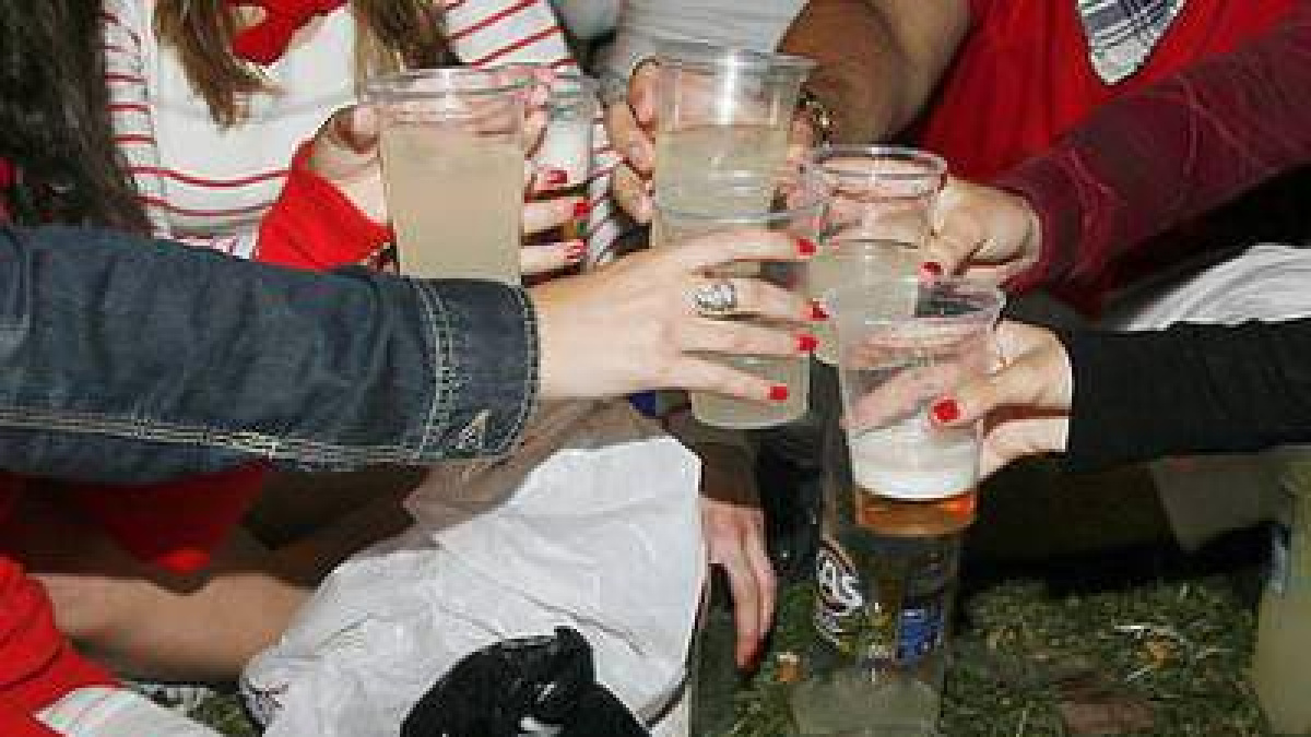 Más de la mitad de los adolescentes va de botellón | Público