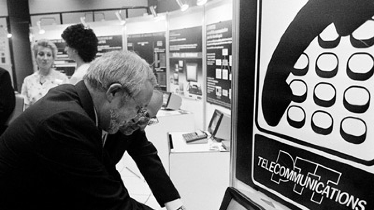 Minitel: Francia entierra sin honores a su internet 'dinosaurio' | Público