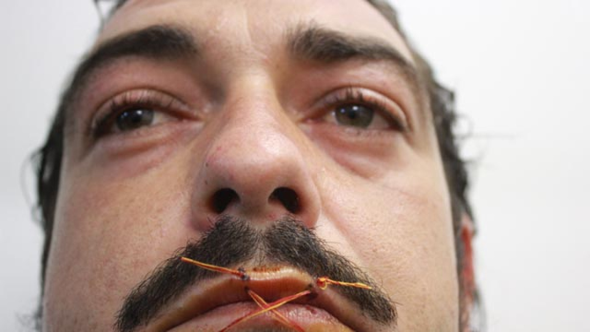 Un artista se cose la boca para protestar contra la 'ley mordaza' | Público