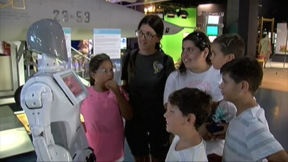 Ada, el primer robot humanoide de España trabaja como guía en el Museo ...
