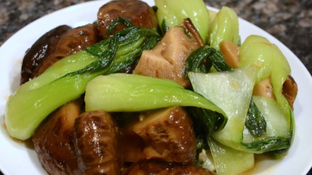 Receta de salteado de col pak choi con setas shiitake | Público