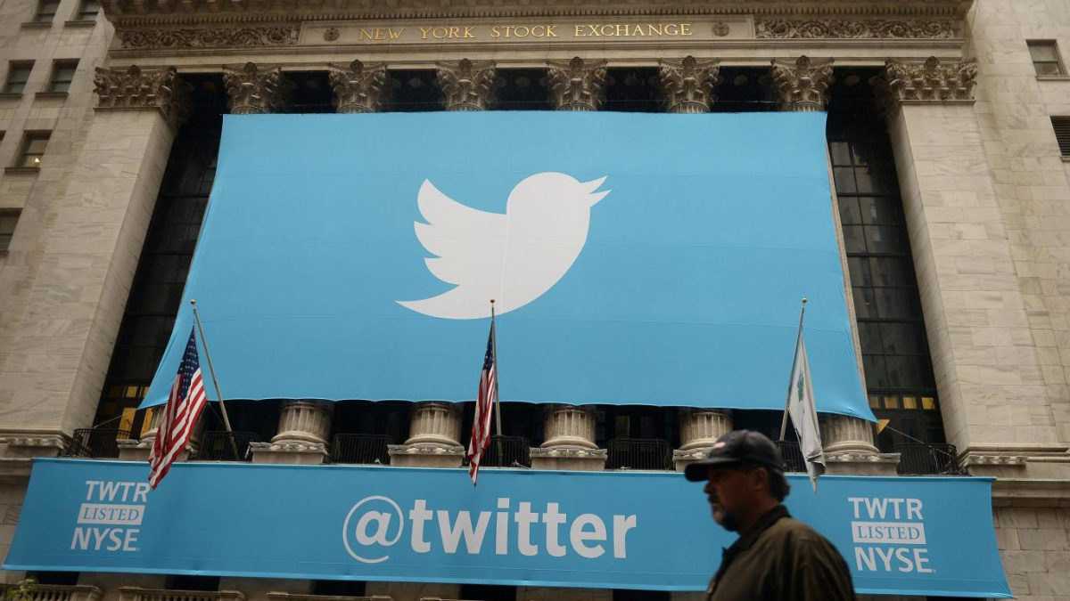 Twitter, entre la espada y la pared en su décimo cumpleaños | Público