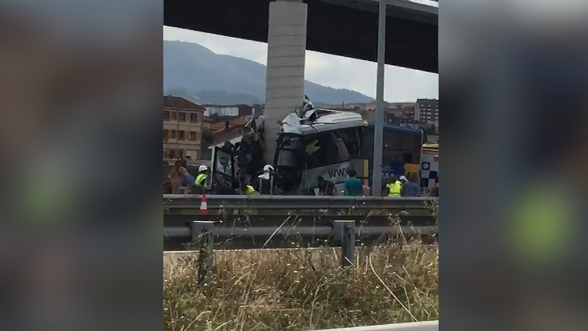 Autobús impacta contra un pilar de un viaducto en Avilés | Público