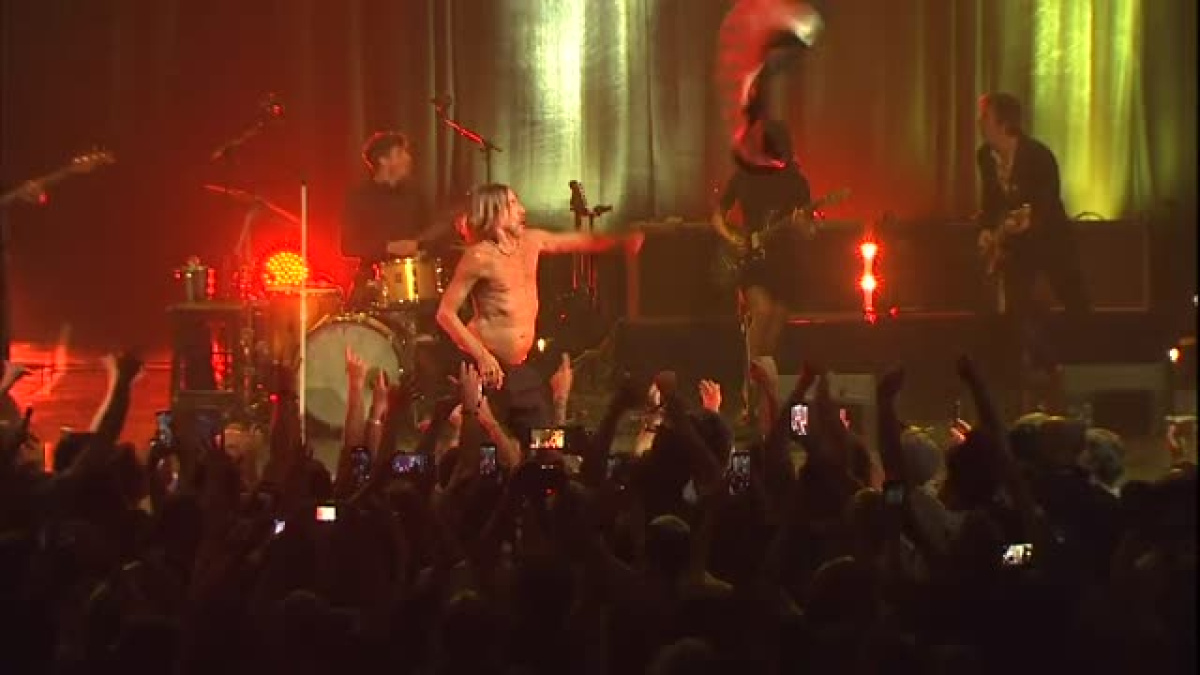 Un incombustible Iggy Pop brilla en el Teatro Real de Madrid | Público