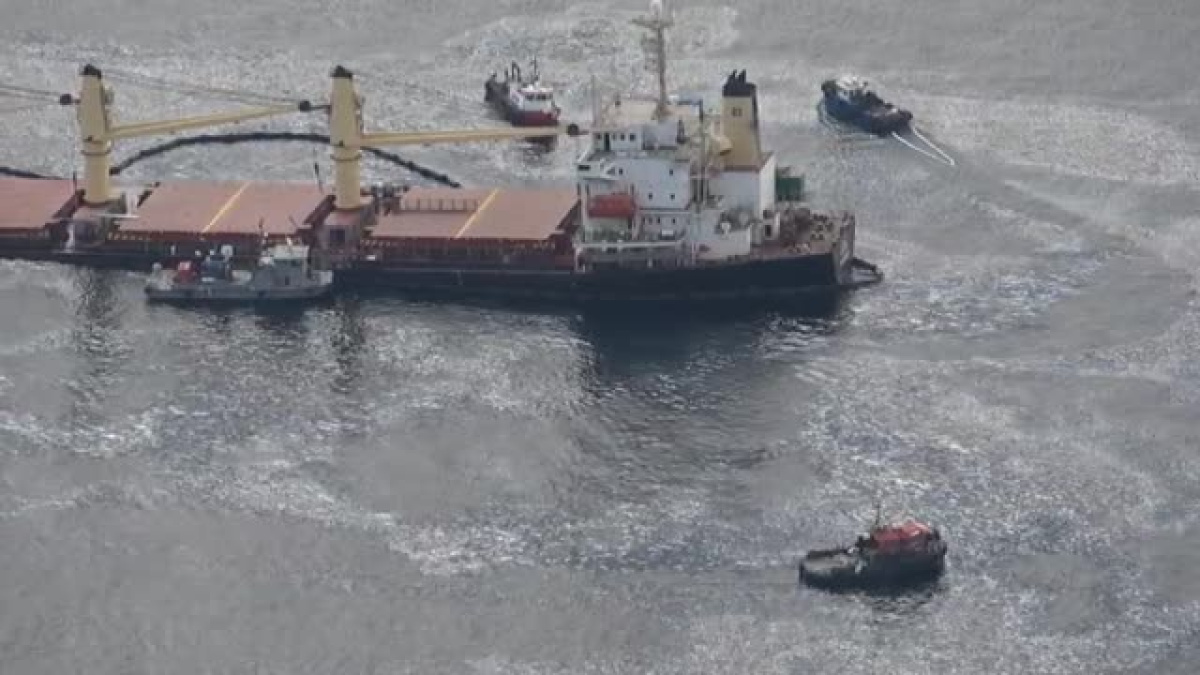 En Gibraltar todos observan con atención al buque encallado | Público