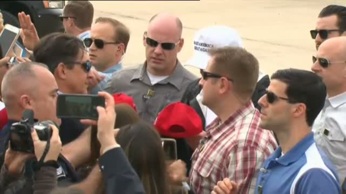 Donald Trump amenaza con declarar la emergencia nacional por el muro | Público