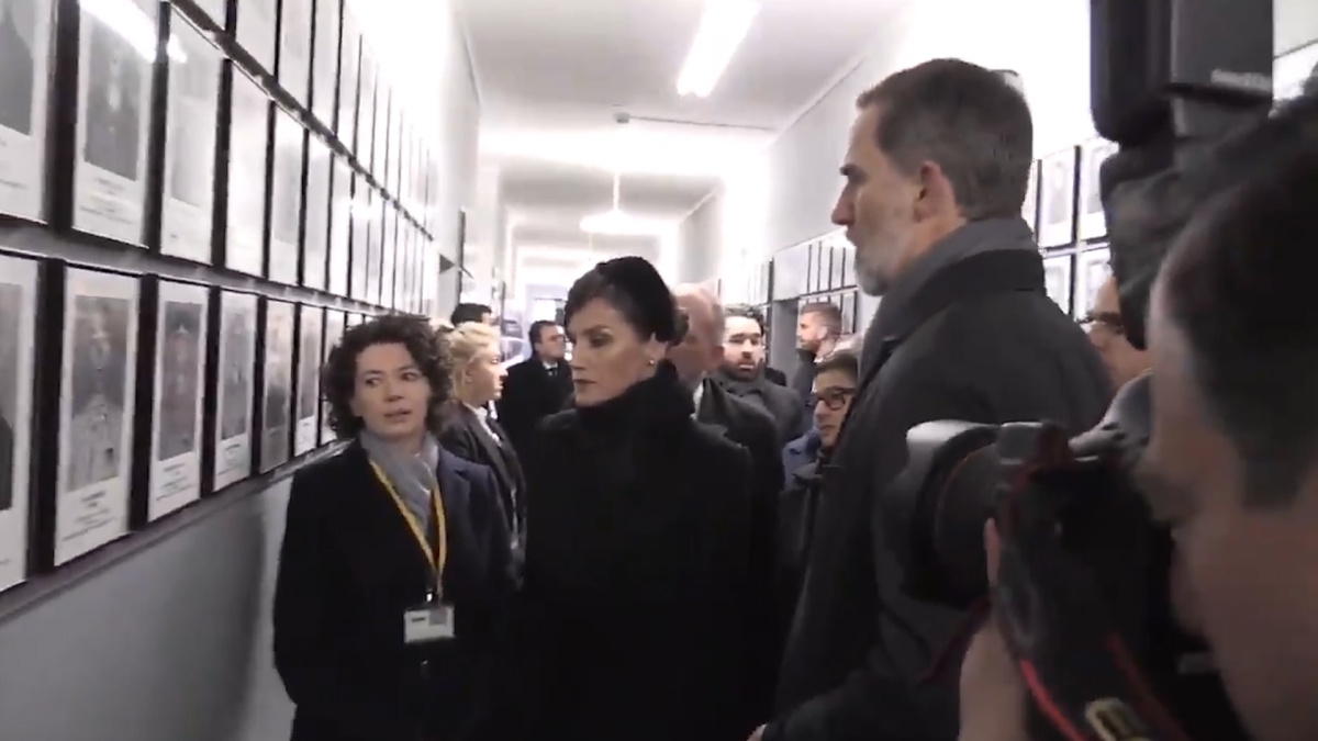 Los Reyes Felipe y Letizia visitan Auschwitz | Público
