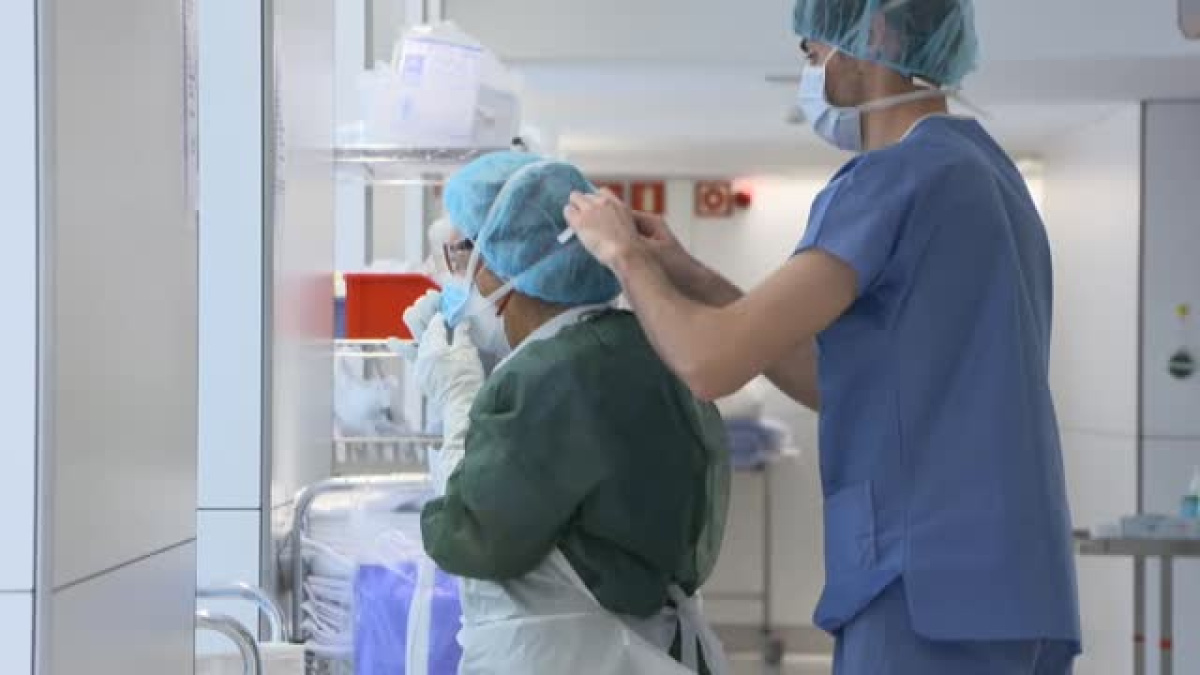 Diez comunidades autónomas están en nivel 4 de alerta por saturación en las UCI | Público