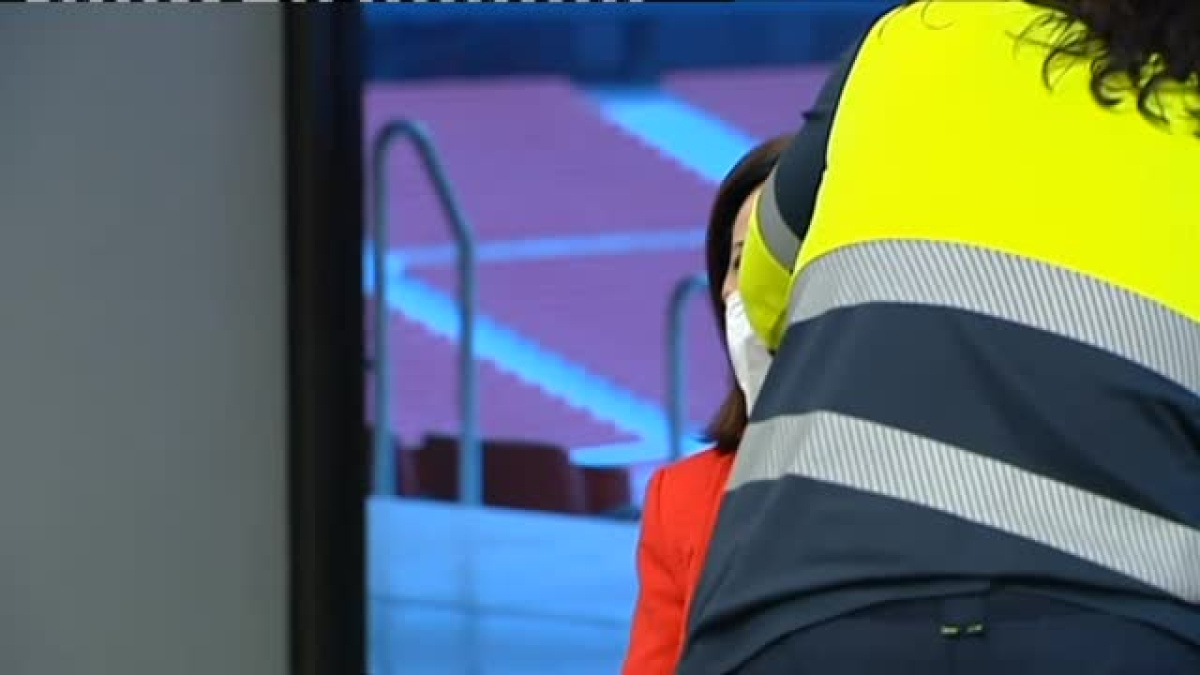 Margarita Robles recibe la vacuna contra la COVID-19 en el Wanda ...