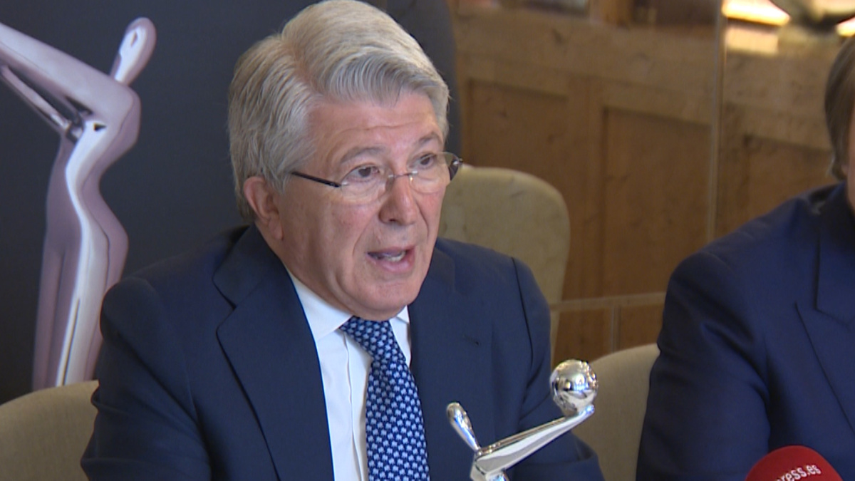 Cerezo entrega el Premio Platino a Raphael "por su contribución a las ...