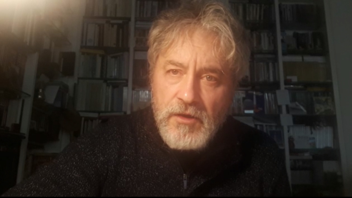 Manuel Rivas lee su poema 'A boca da terra' | Público