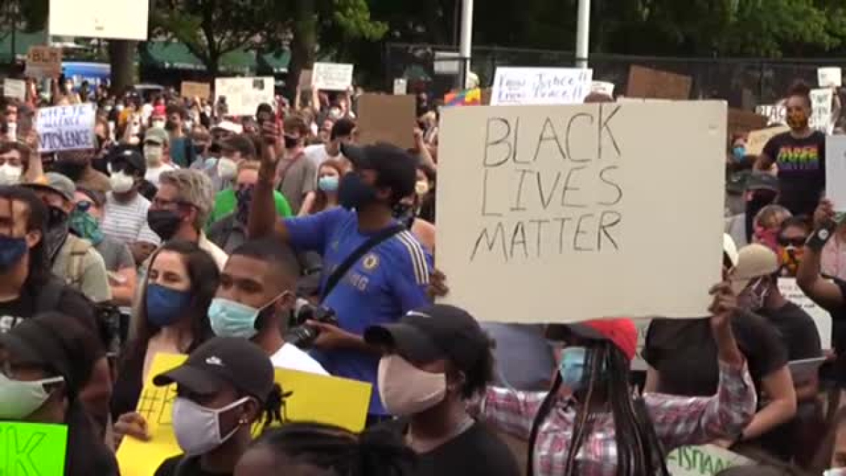 La muerte de George Floyd desata la ira en las calles de EEUU | Público