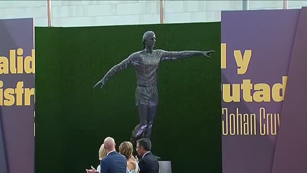 El Barcelona presenta la estatua dedicada a Johan Cruyff | Público
