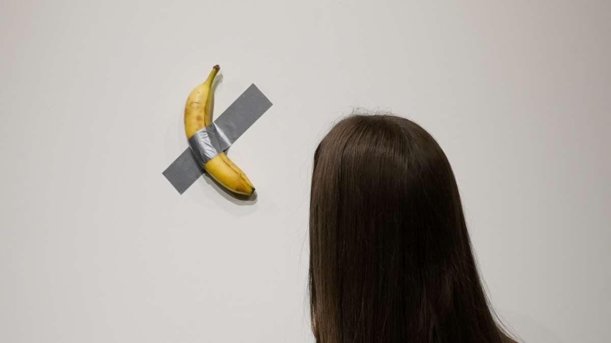 La obra de arte de una banana pegada a la pared se vende en una subasta ...