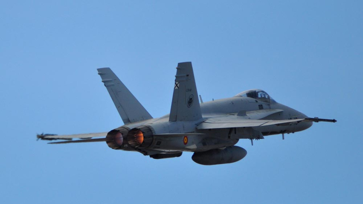 Un caza F-18 se estrella en la Base Aérea de Zaragoza y el piloto ...