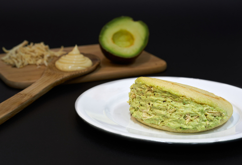 Receta de arepa venezolana con delicioso relleno de aguacate y pollo ...